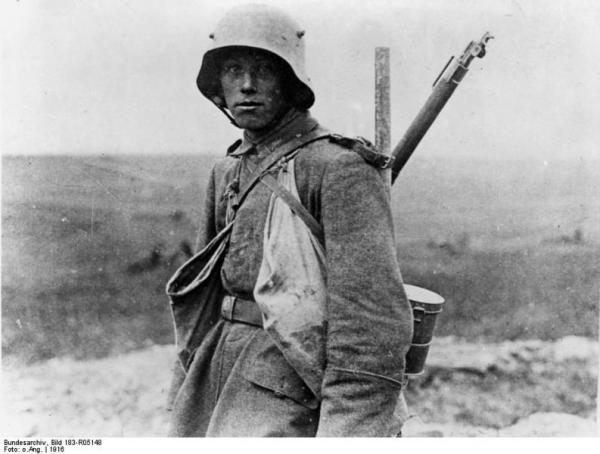 793px Bundesarchiv Bild 183 R05148, Westfront, deutscher Soldat | Treefrog Treasures